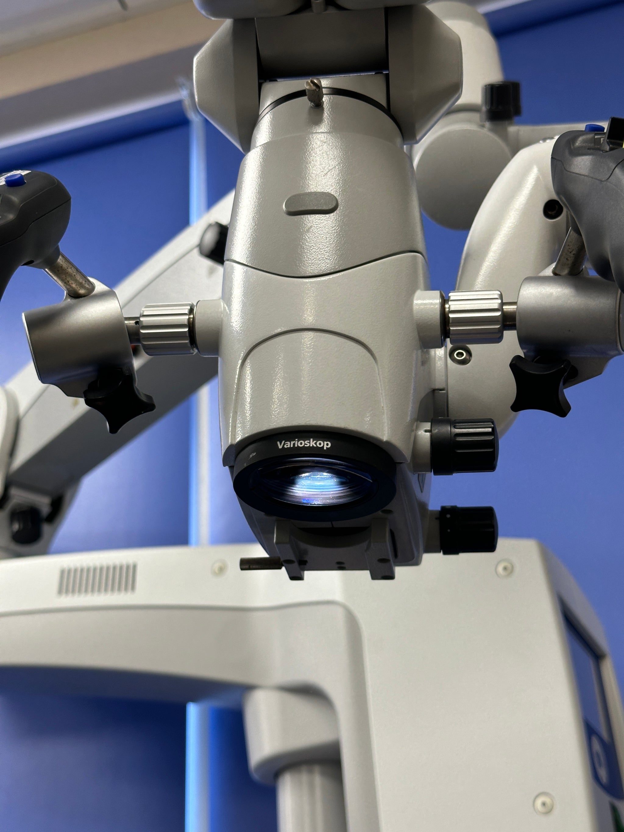Zeiss OPMI Sensera Operating Microscope on Zeiss S7 Base Unit – MedGill Ltd